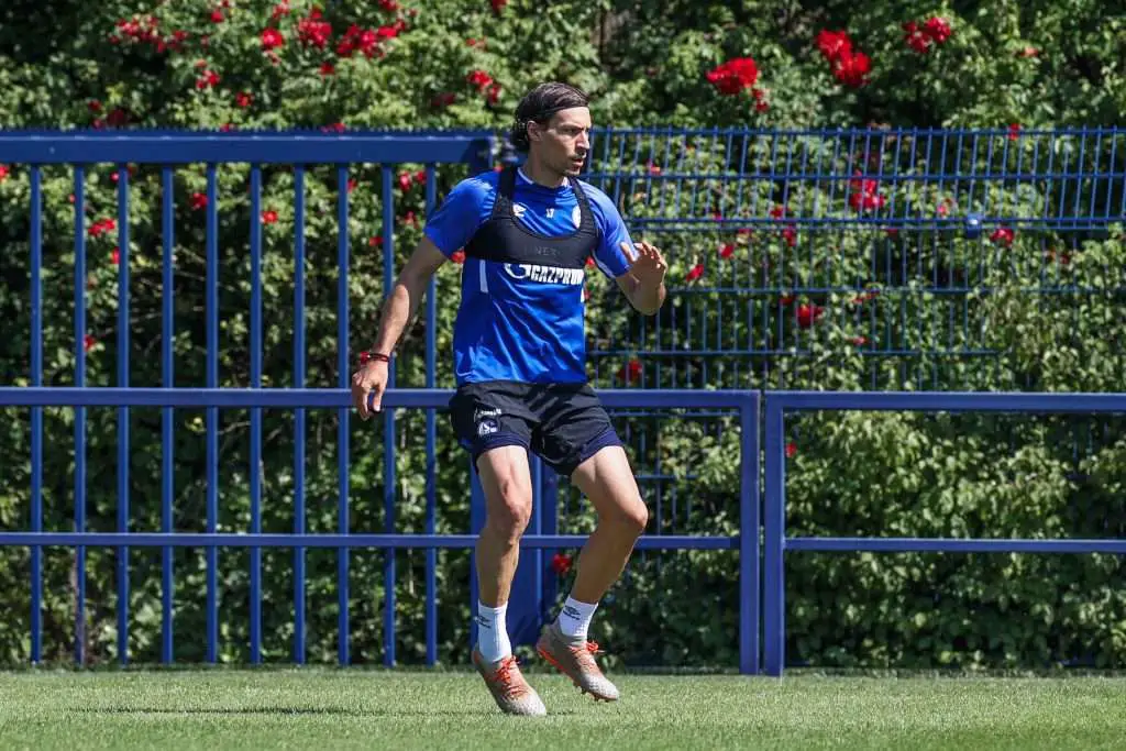 Benjamin Stambouli close to signing three-year extension with Schalke ...