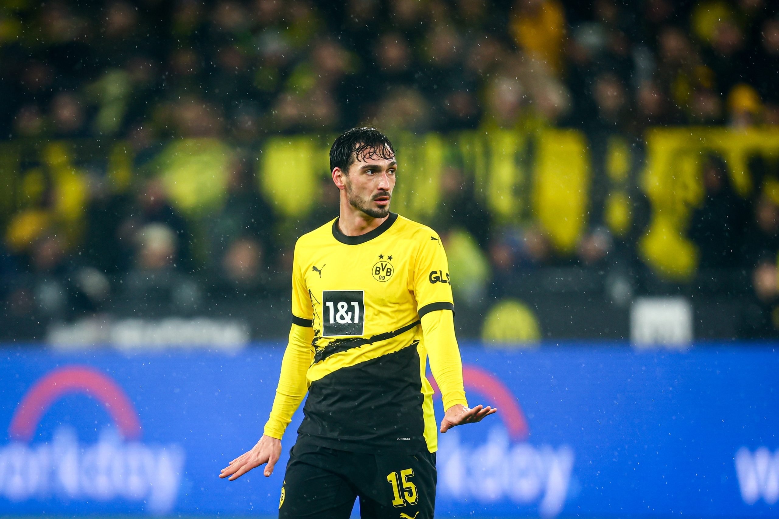 Discussions about Mats Hummels' Borussia Dortmund future took place on ...