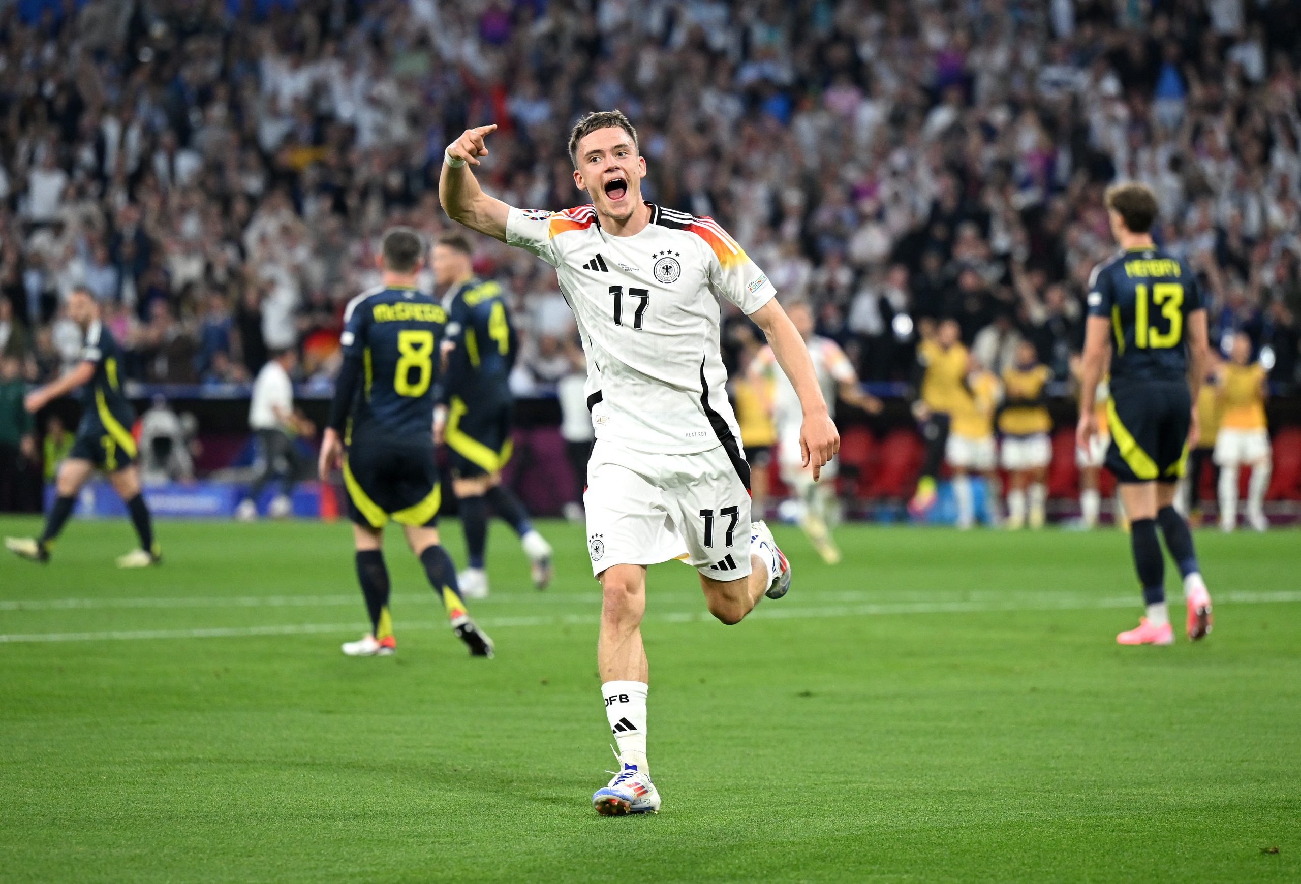 Florian Wirtz's father on his future: "Florian has a contract in ...